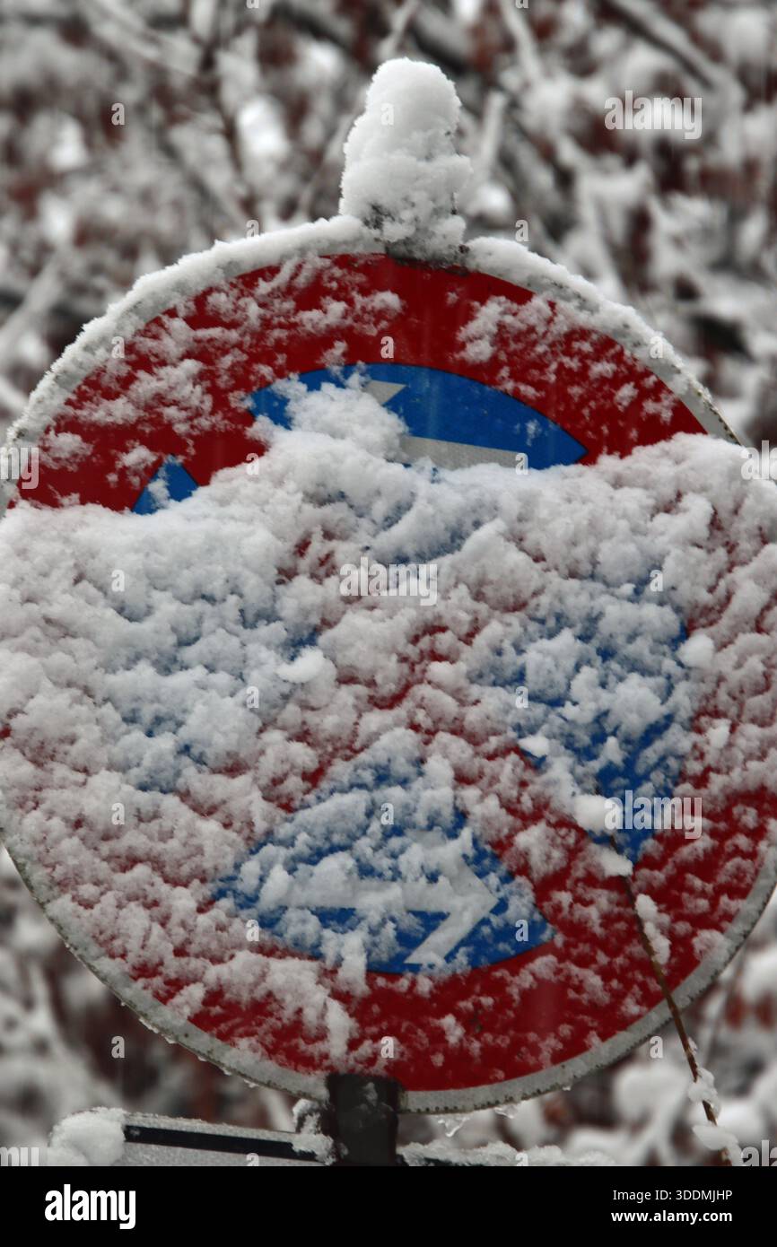 Wintereinbruch in Hamburg: Ein mit Schnee bedecktes Halteverbotsschild ...