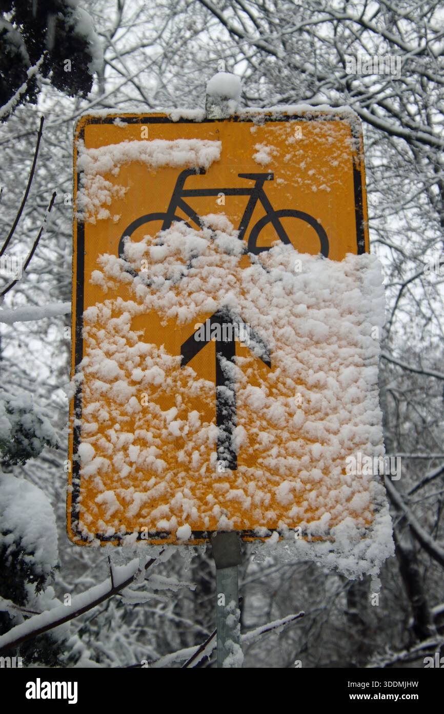 Wintereinbruch in Hamburg: Ein mit Schnee bedecktes Hinweisschild für ...