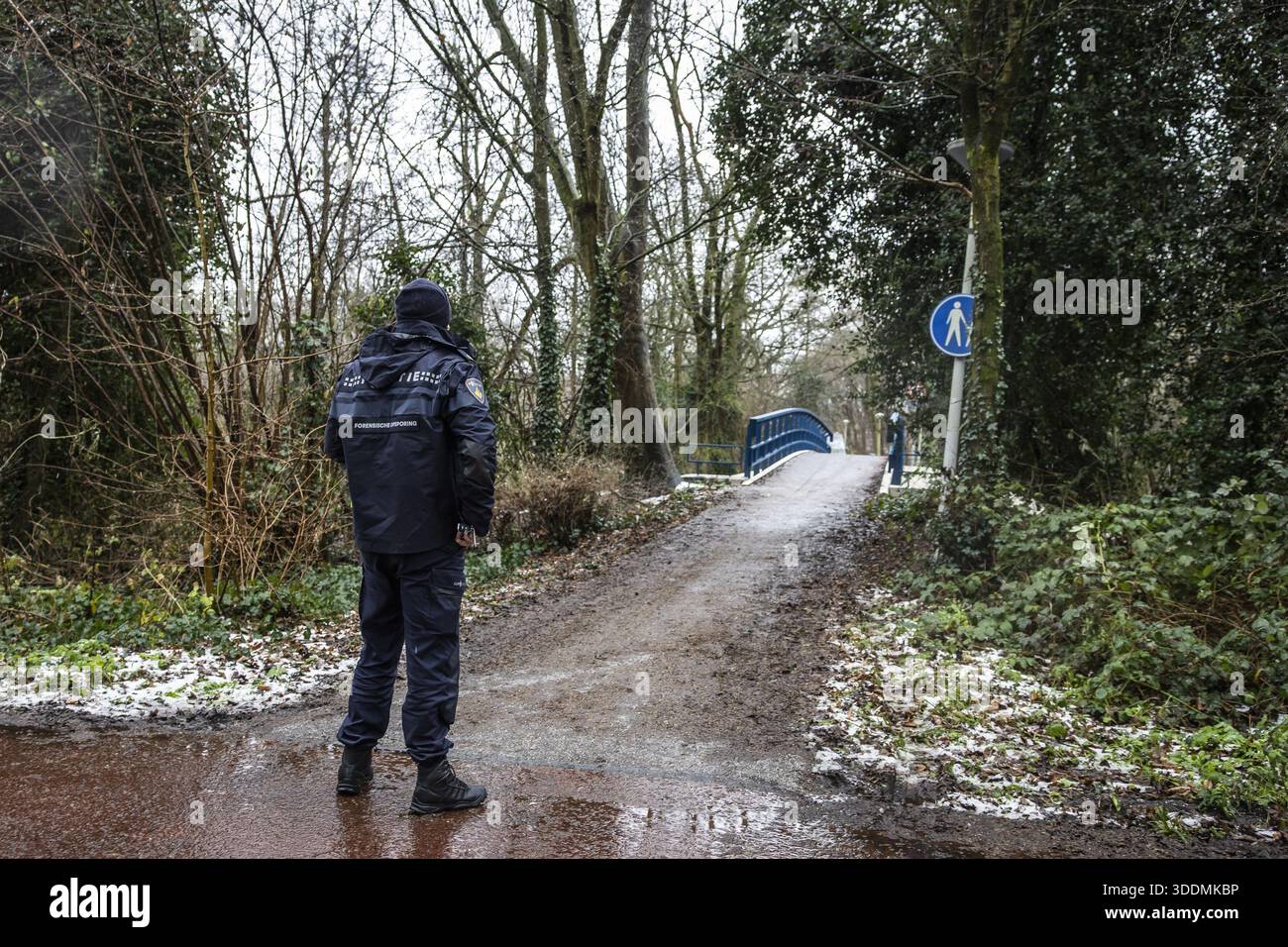 AMSTERDAM - Police are investigating at bridge 721, near Piet ...
