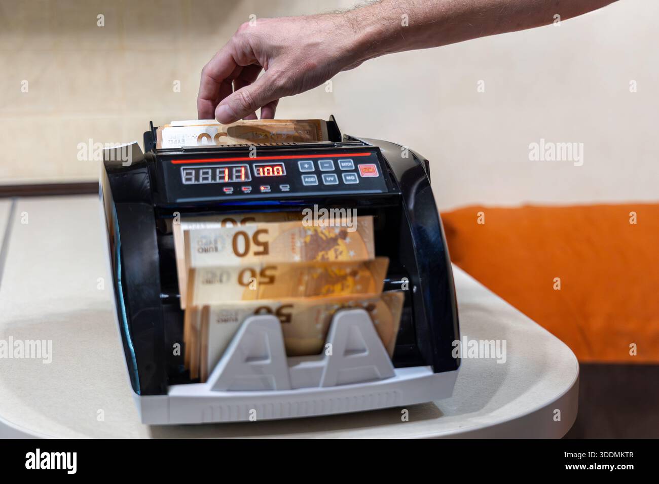 Placing cash money counting machine hi-res stock photography and images ...