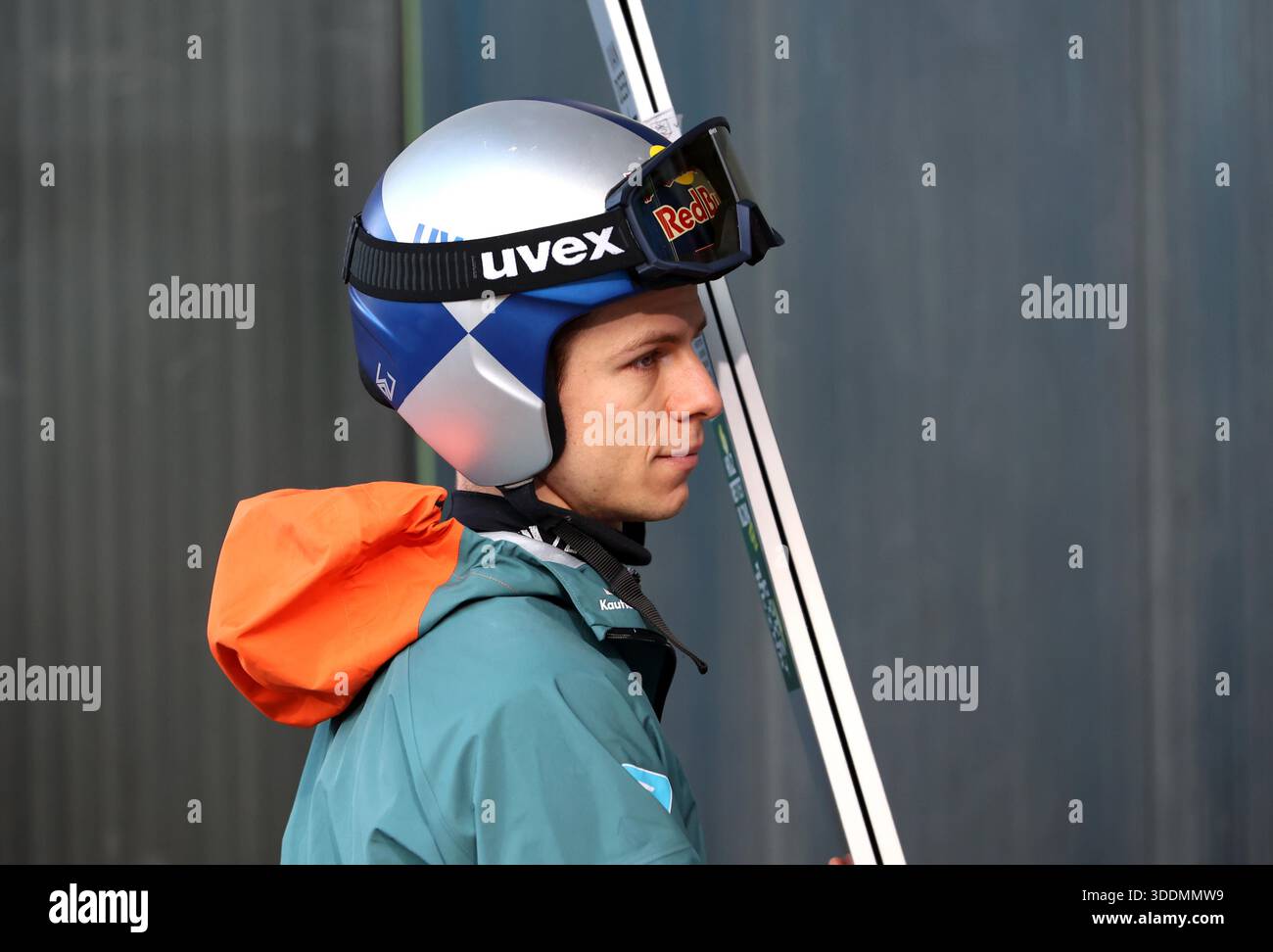 Seitlich im profil mit ski hi-res stock photography and images - Alamy