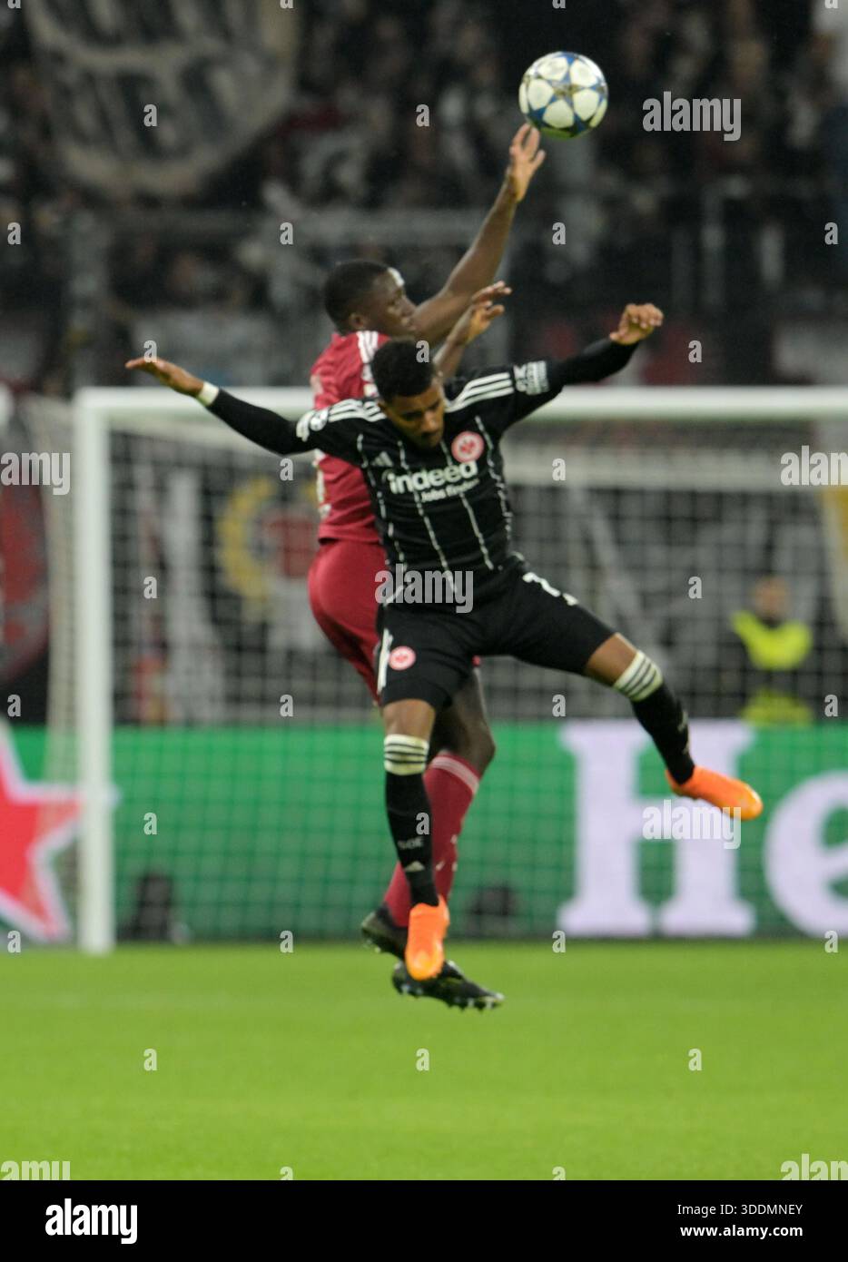 Ibrahima Konate (li) gegen. Ansgar Knauff fotografiert beim Fußball ...