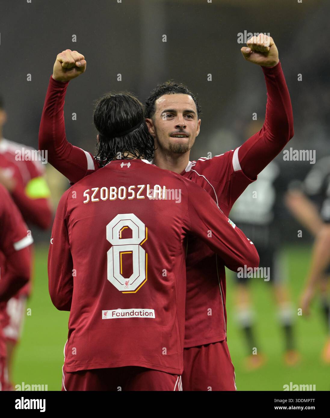 Curtis Jones (hi). Und Dominik Szoboszlai fotografiert beim Fußball ...