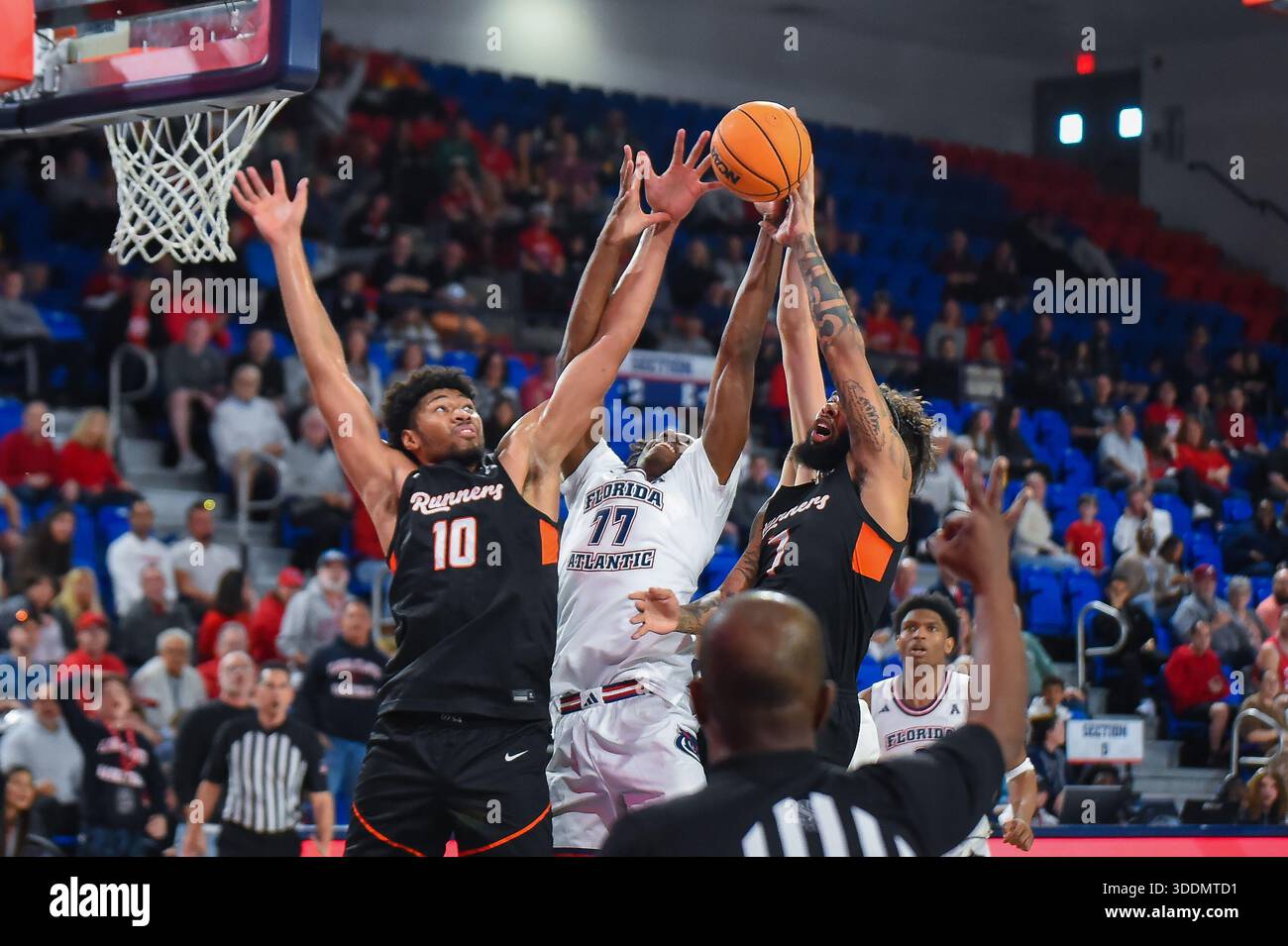 UTSA center Mo Njie (10) reaches for the ball against FAU forward Maxim ...