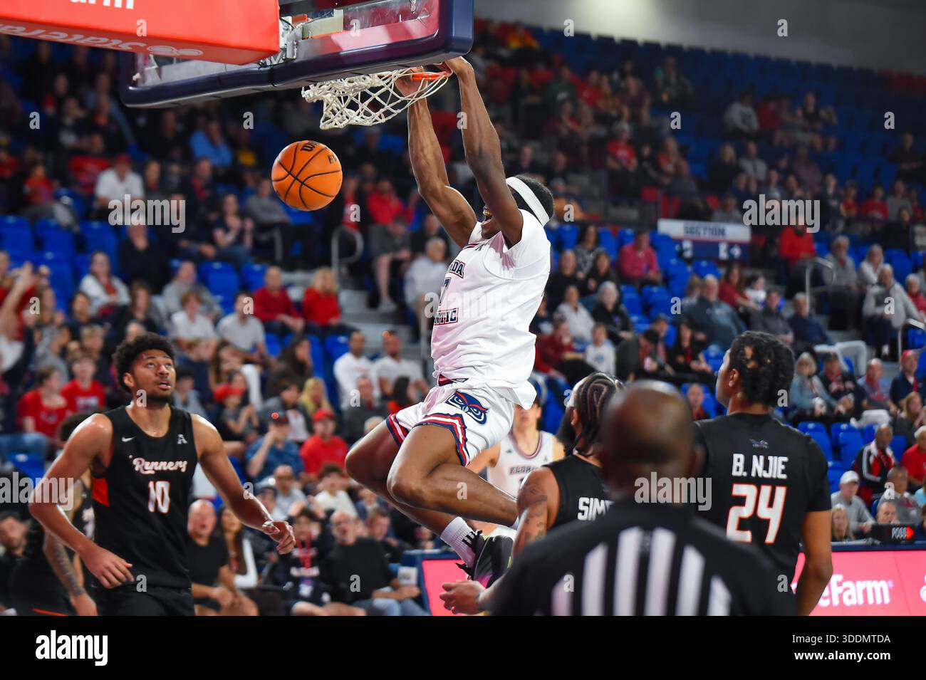 Florida Atlantic forward Maxim Logue (77) dunks the ball during a game ...