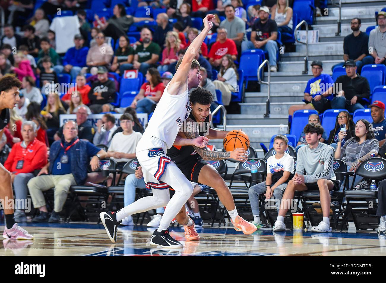 UTSA guard Austin Nunez (2) drives to the basket as FAU guard Max ...