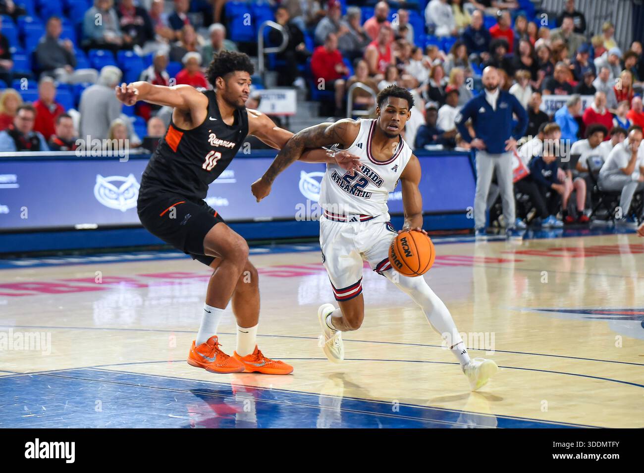 Florida Atlantic guard Devin Vanterpool (22) drives to the basket ...