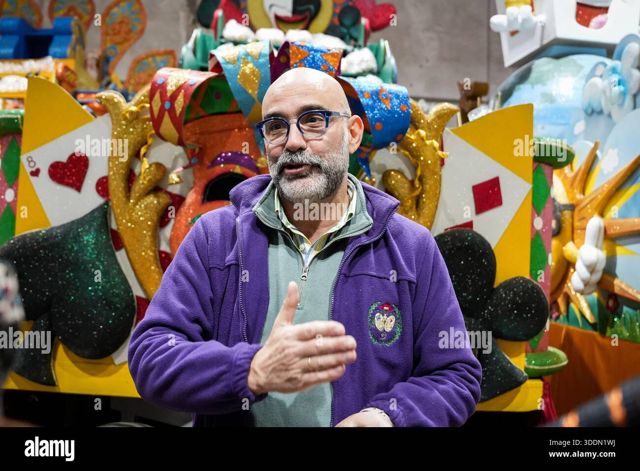 Volunteers finalize the preparations of the floats for the Three Kings ...