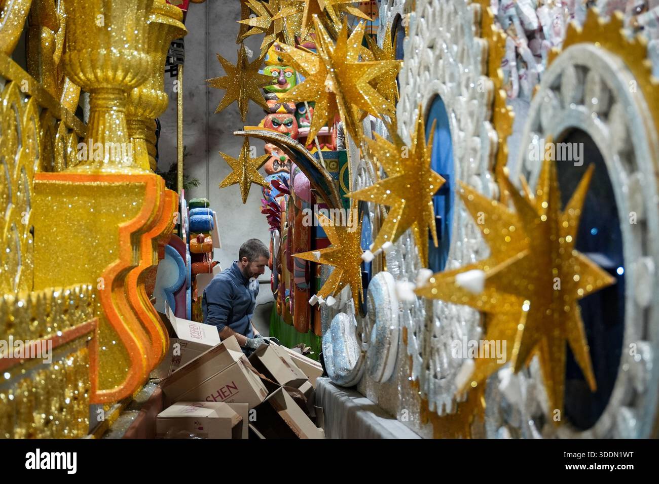 Volunteers finalize the preparations of the floats for the Three Kings ...
