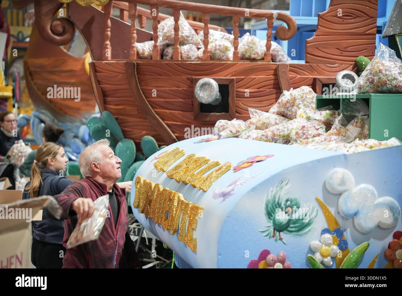 Volunteers finalize the preparations of the floats for the Three Kings ...