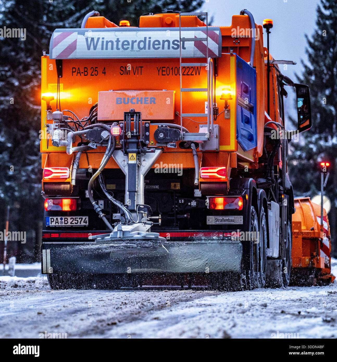 02 January 2026, Bavaria, Sankt Englmar: A snow clearing vehicle ...