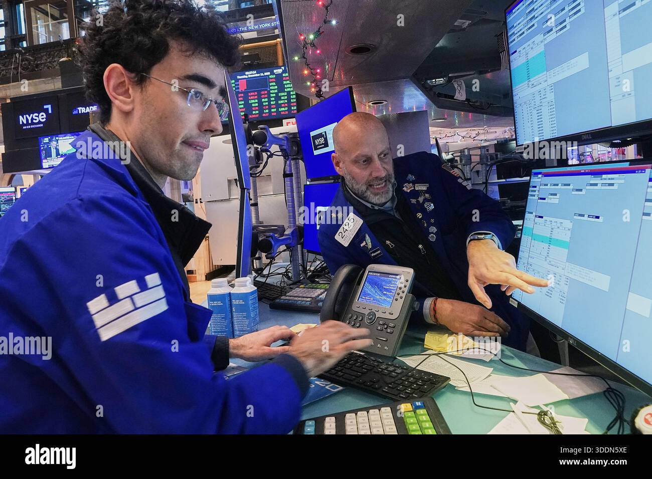 FILE - Specialists Alex Weitzman, left, and Meric Greenbaum work on the ...