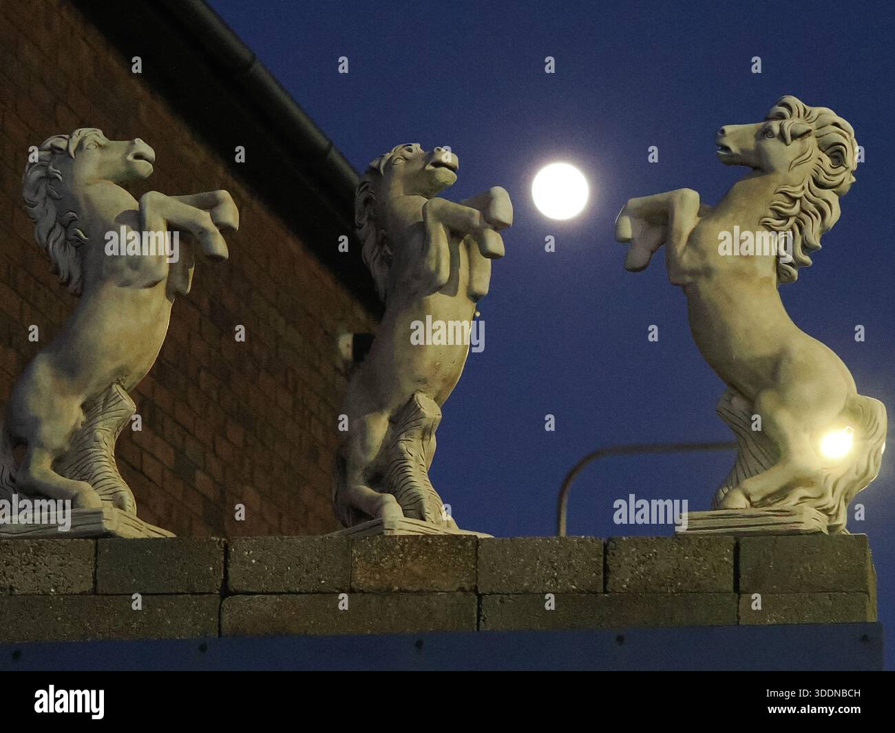 Sheerness, Kent, UK. 2nd Jan, 2026. UK Weather: the almost full Wolf ...