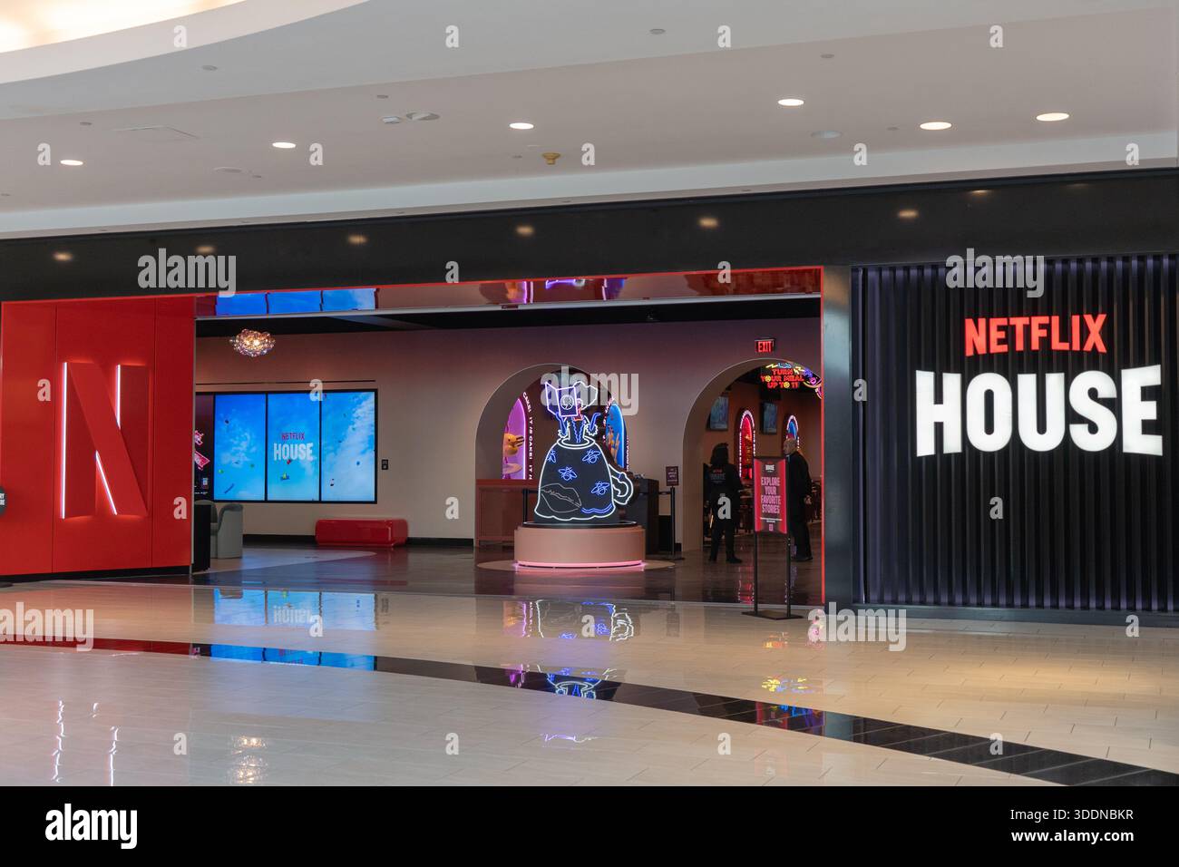The king netflix location hi-res stock photography and images - Alamy