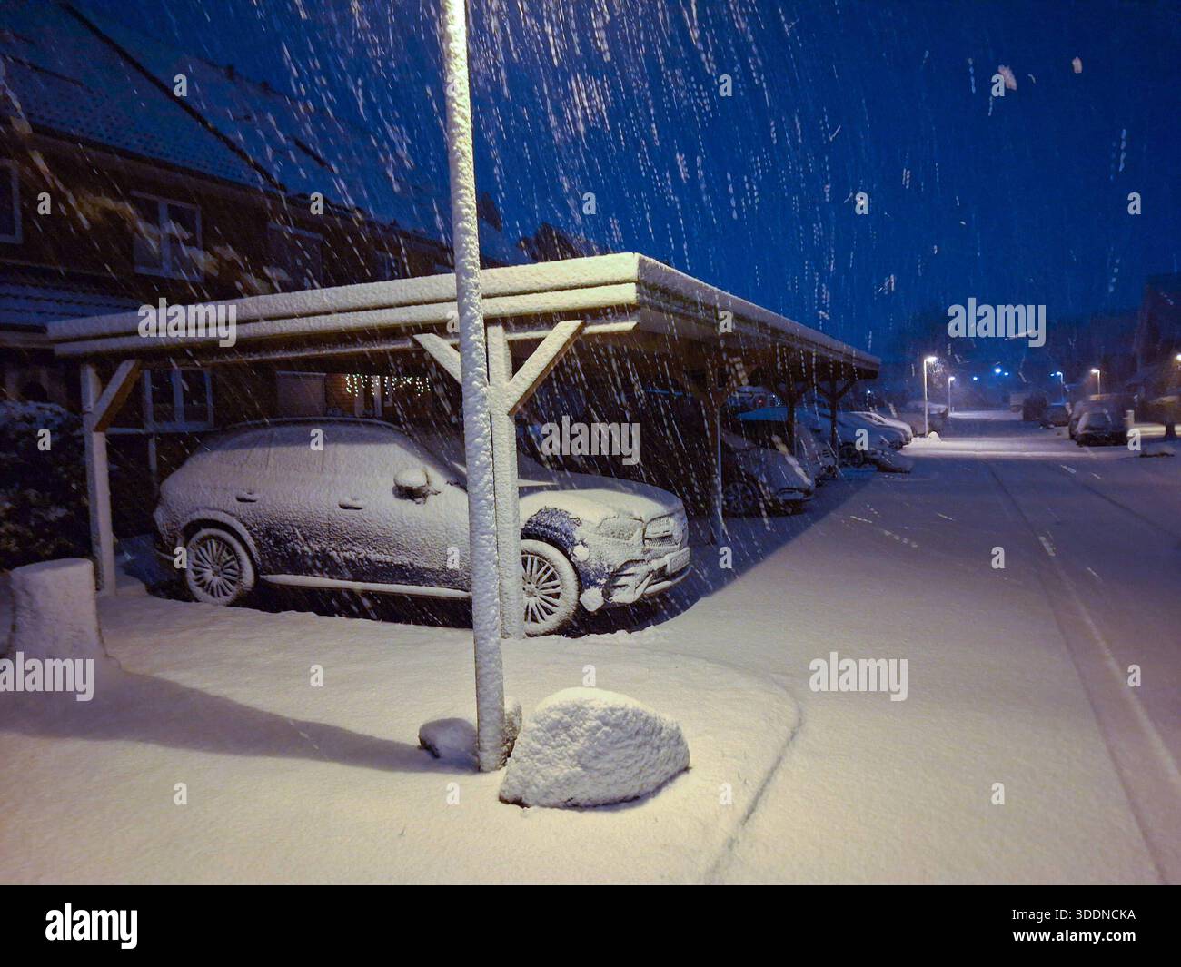 Stockbilder 01/2026 Zu geschneite Straßen und Autos vom Neuschnee ...