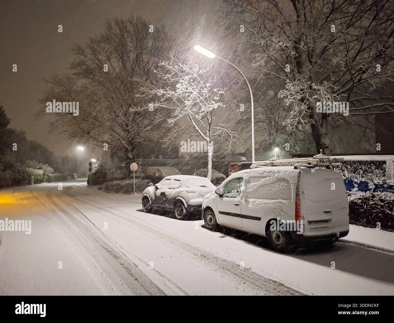 Stockbilder 01/2026 Zu geschneite Straßen und Autos vom Neuschnee ...