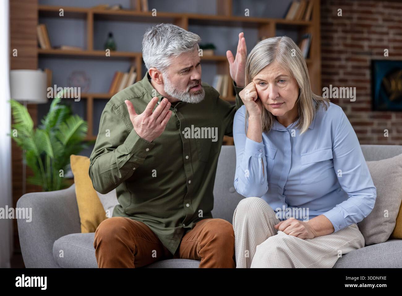 Couple yelling looking down hi-res stock photography and images - Alamy