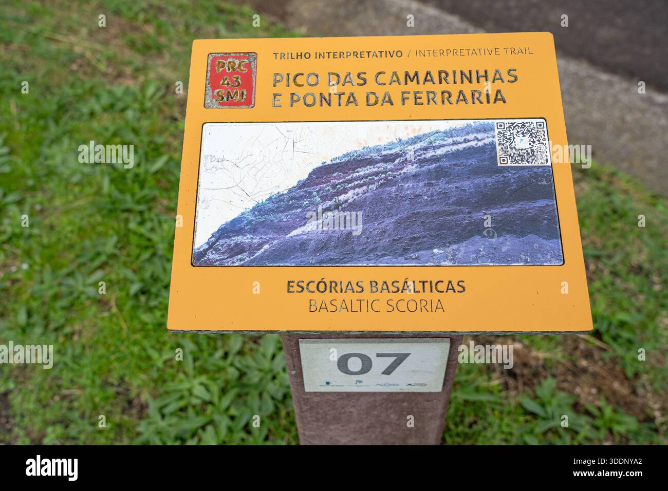 Route to the Ferraria hot springs and Pico das Camarinhas, São Miguel ...