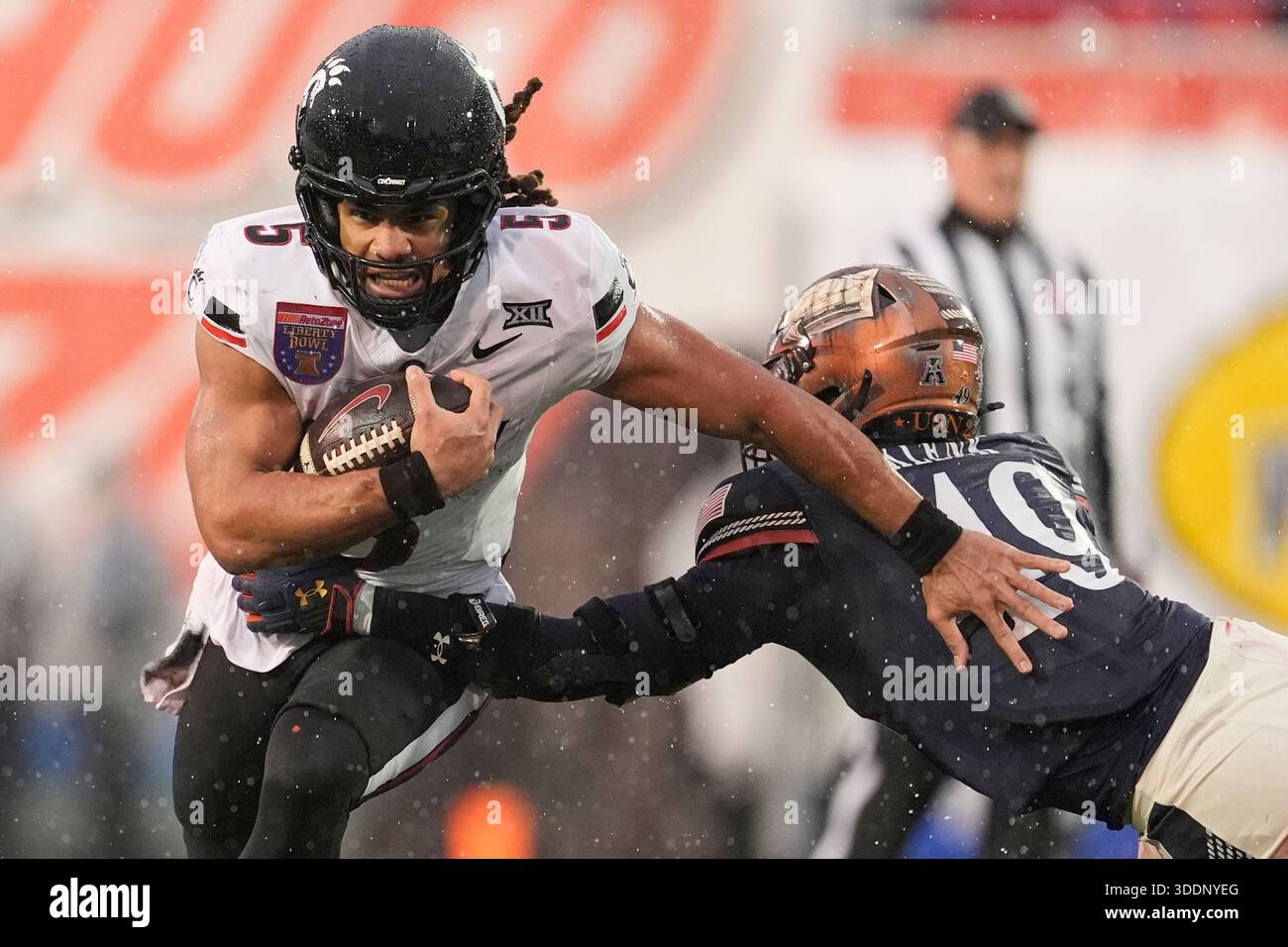 Cincinnati quarterback Samaj Jones (5) runs the ball past Navy ...