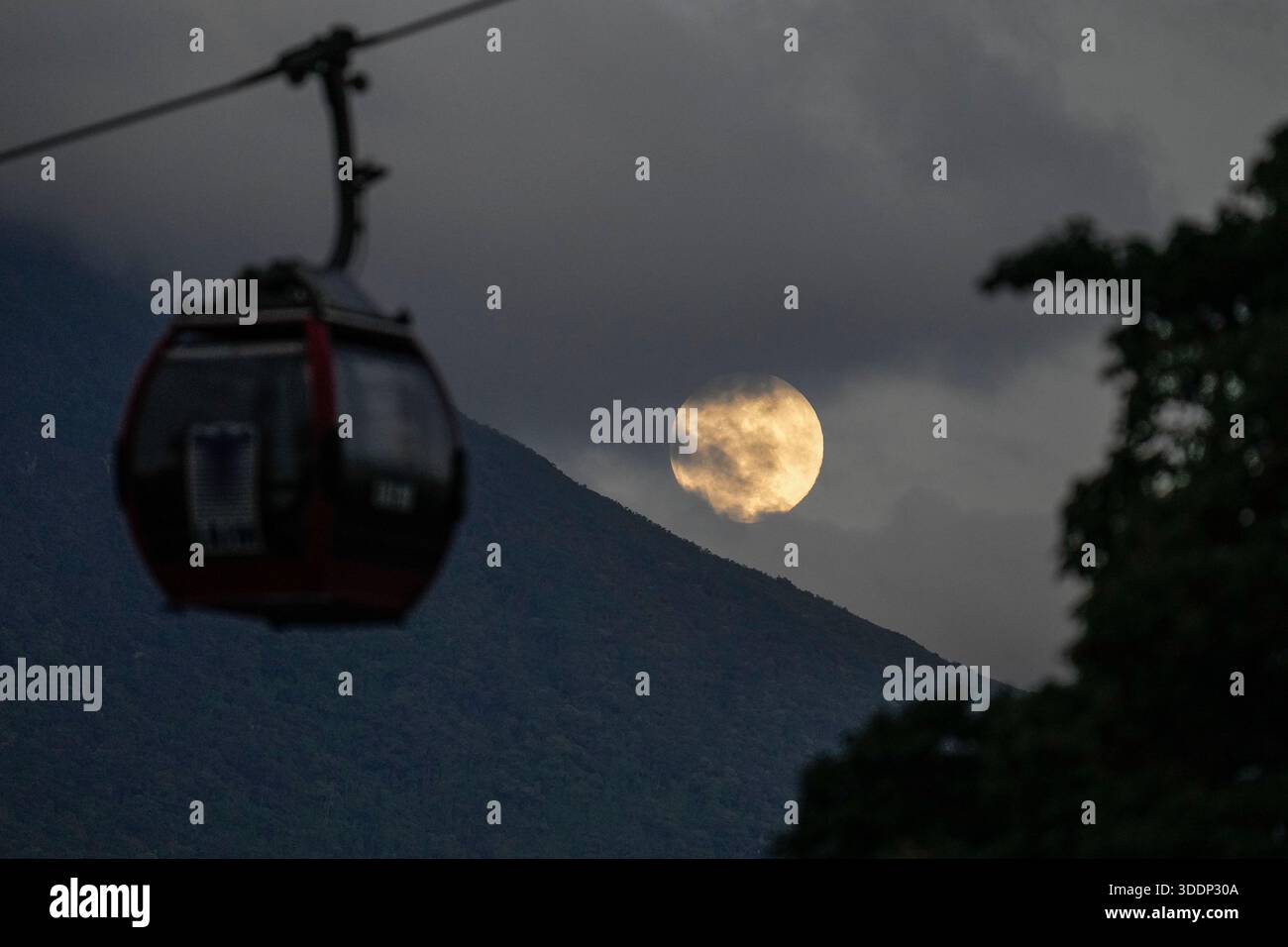 A super wolf moon rises over El Avila mountain in Caracas, Venezuela ...