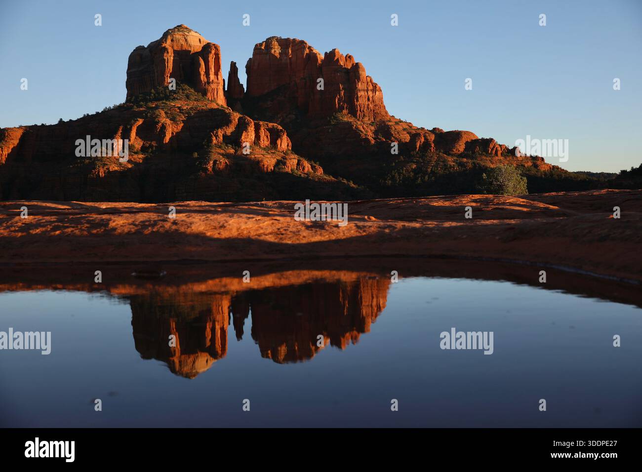 December 6, 2025, Sedona, Arizona, United States: Cathedral Rock is ...