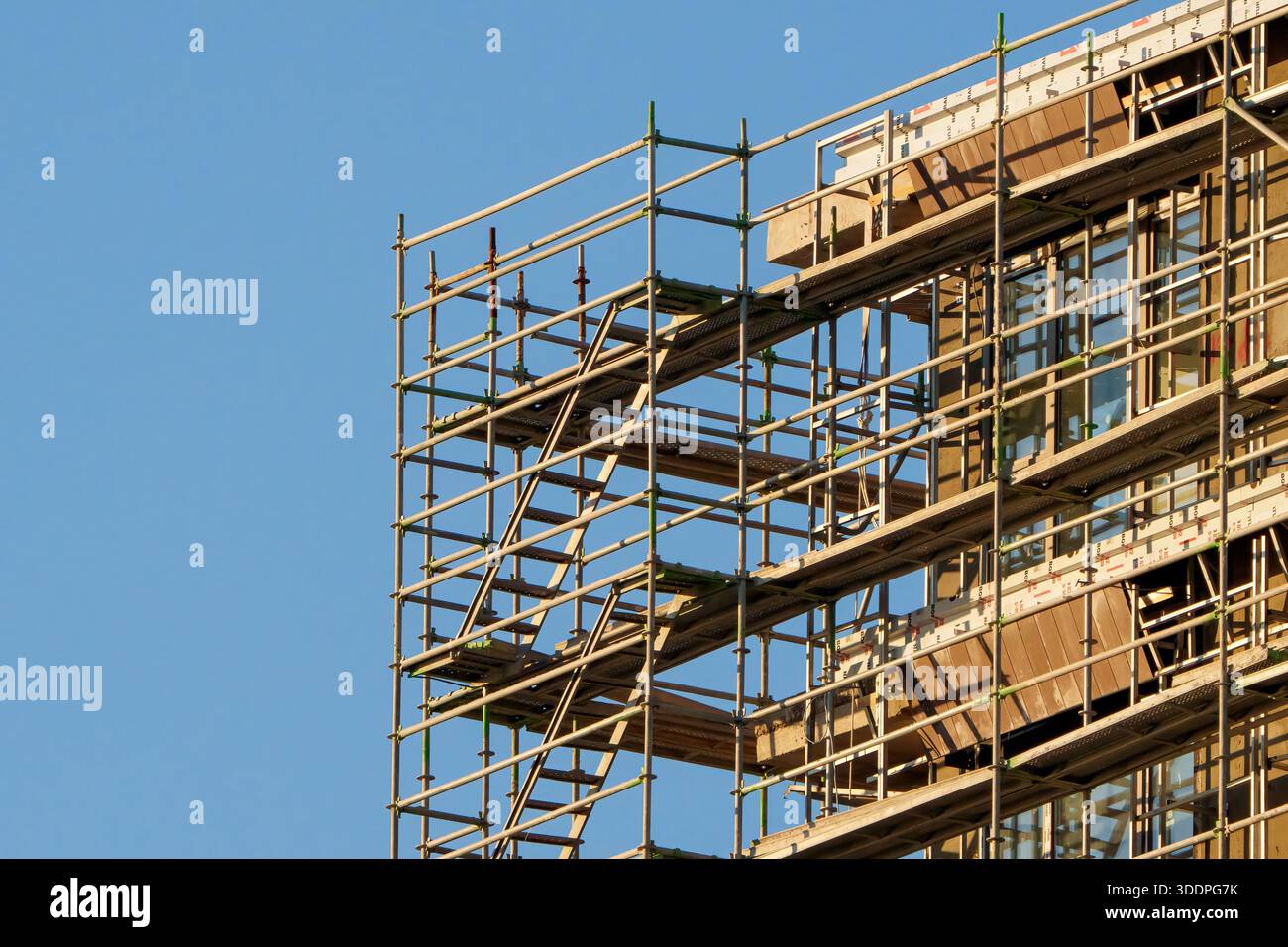 Scaffolding on facades skyscraper hi-res stock photography and images ...