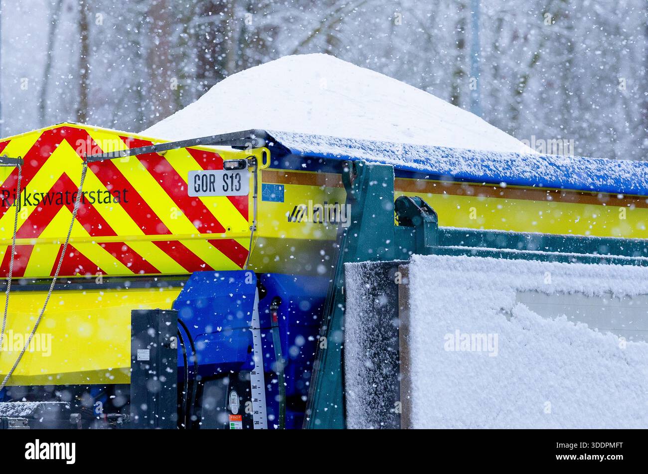 GORINCHEM - Road salt is being spread at a Rijkswaterstaat depot. A ...