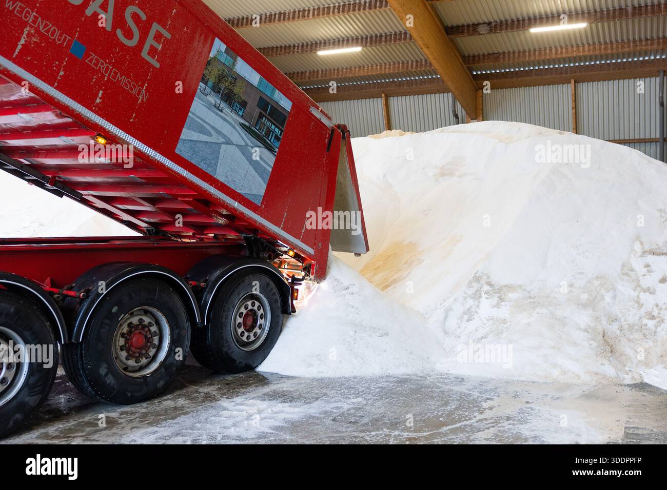 GORINCHEM - Road salt is being unloaded at a Rijkswaterstaat depot. A ...