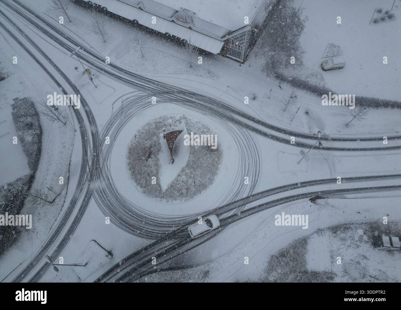 03 January 2026, Lower Saxony, Leer: View of a snow-covered traffic ...