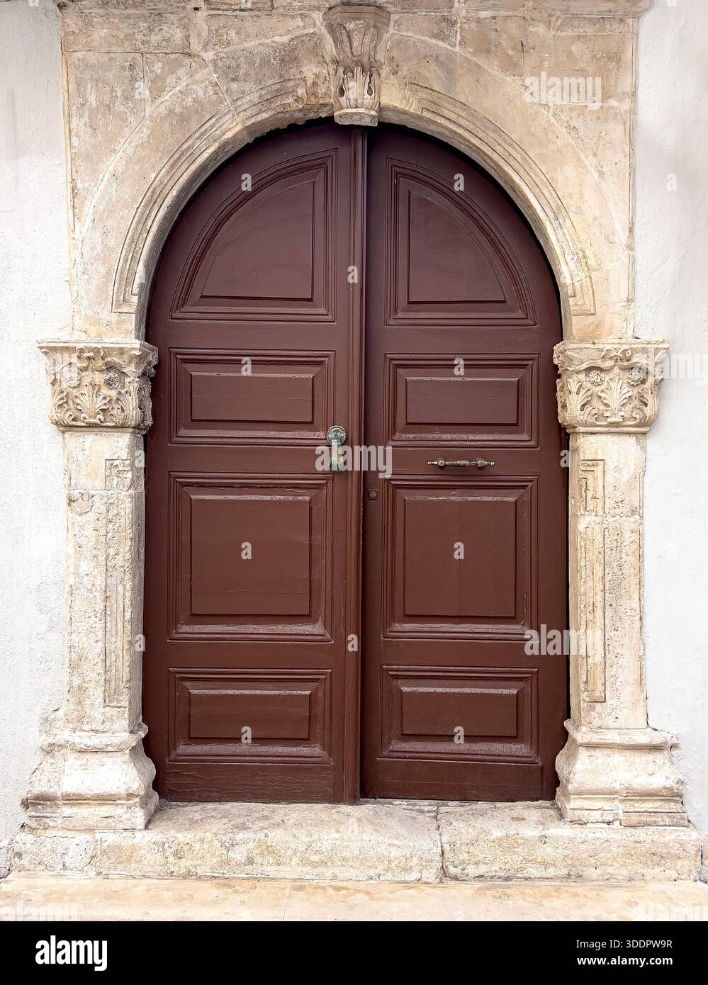 White building featuring arched hi-res stock photography and images - Alamy