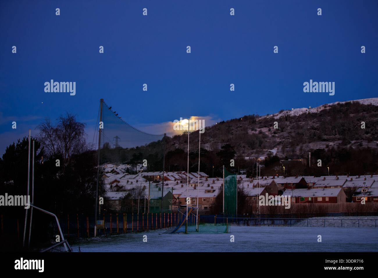 Full Moon setting in Belfast After an overnight fall of snow the ...