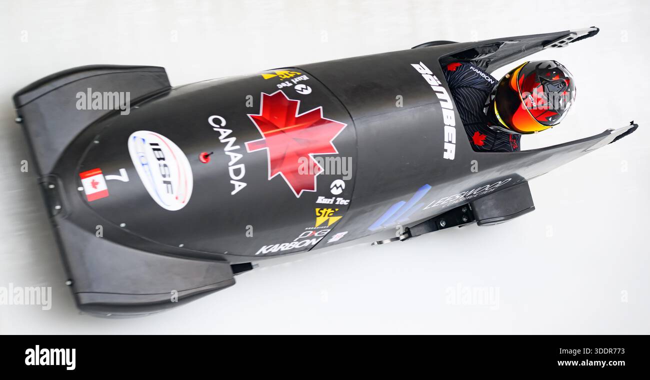 03 January 2026, North Rhine-Westphalia, Winterberg: Bobsleigh: World ...