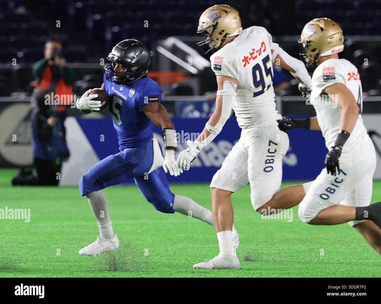 Panasonic Impulse RB Victor Jamal Mitchell (left) advances while ...
