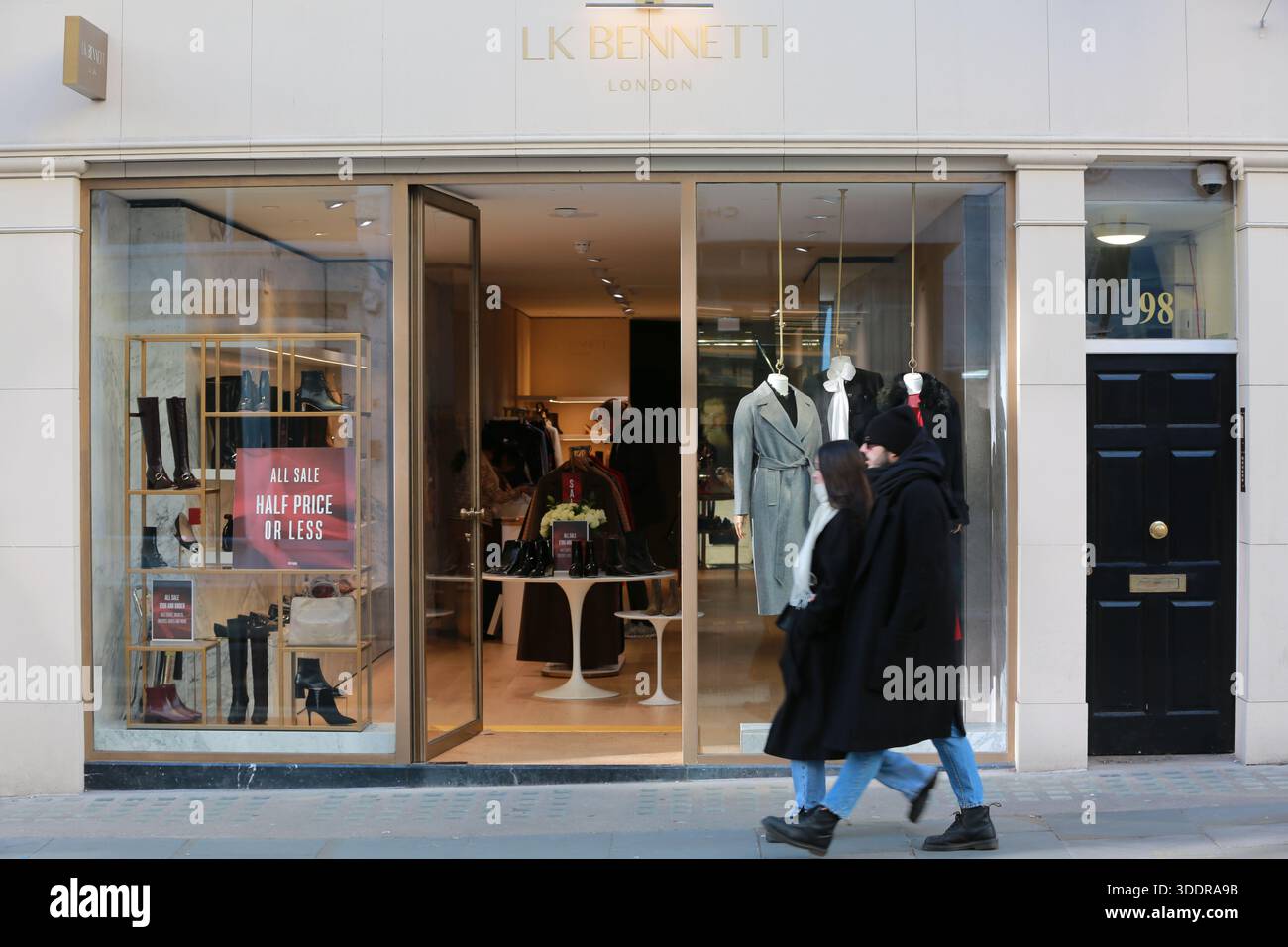 London uk january 2026 shoppers hi-res stock photography and images - Alamy