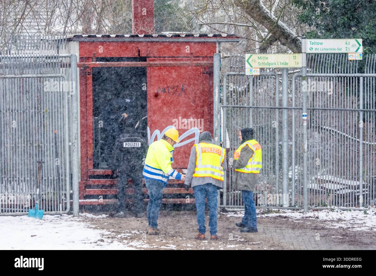 03 January 2026, Berlin: Police officers stand at the site of a cable ...