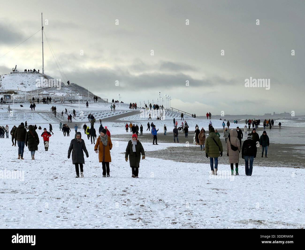 03 January 2026, Lower Saxony, Norderney: On the wintry North Sea ...