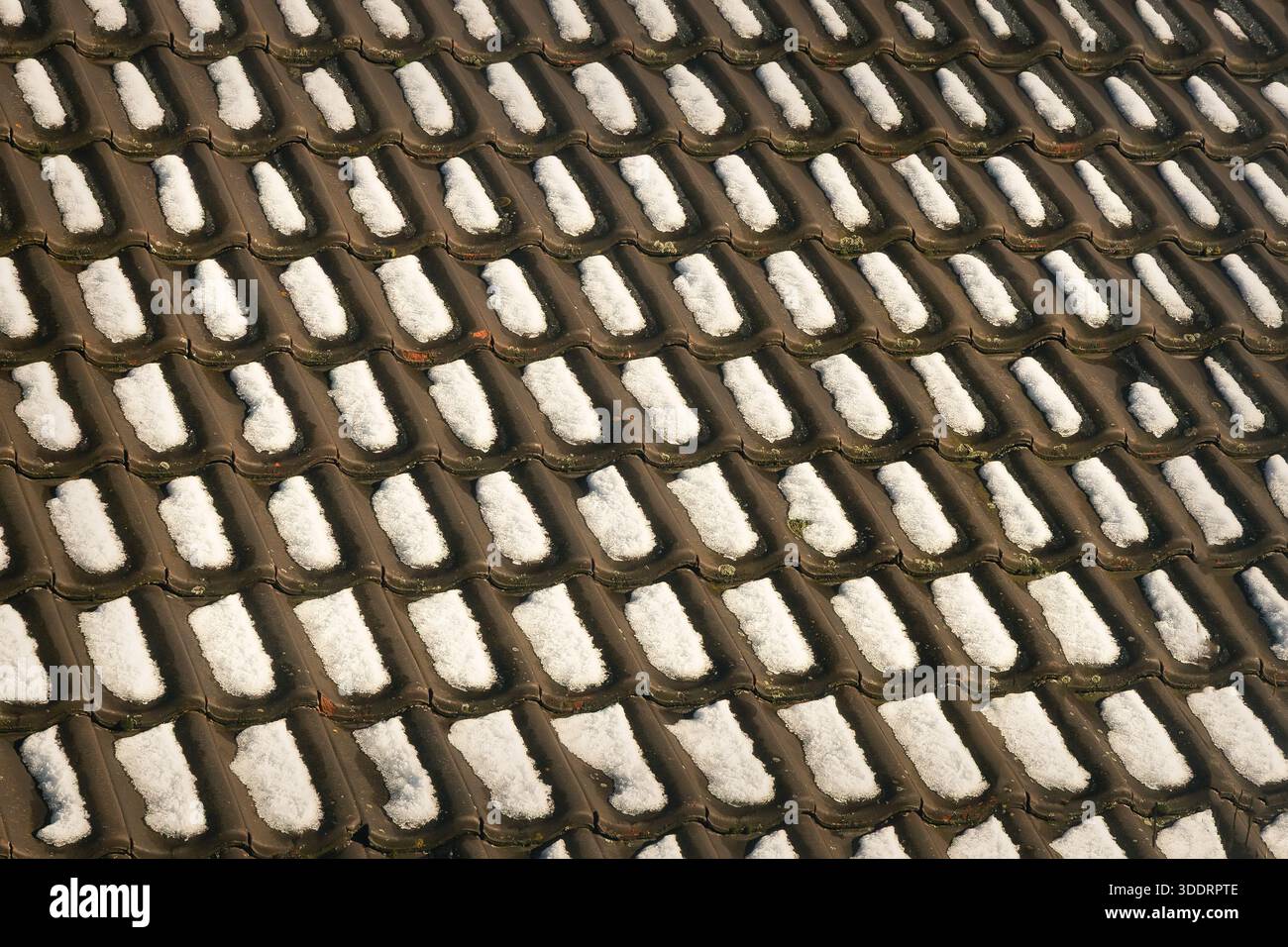 Melting snow roof hi-res stock photography and images - Alamy