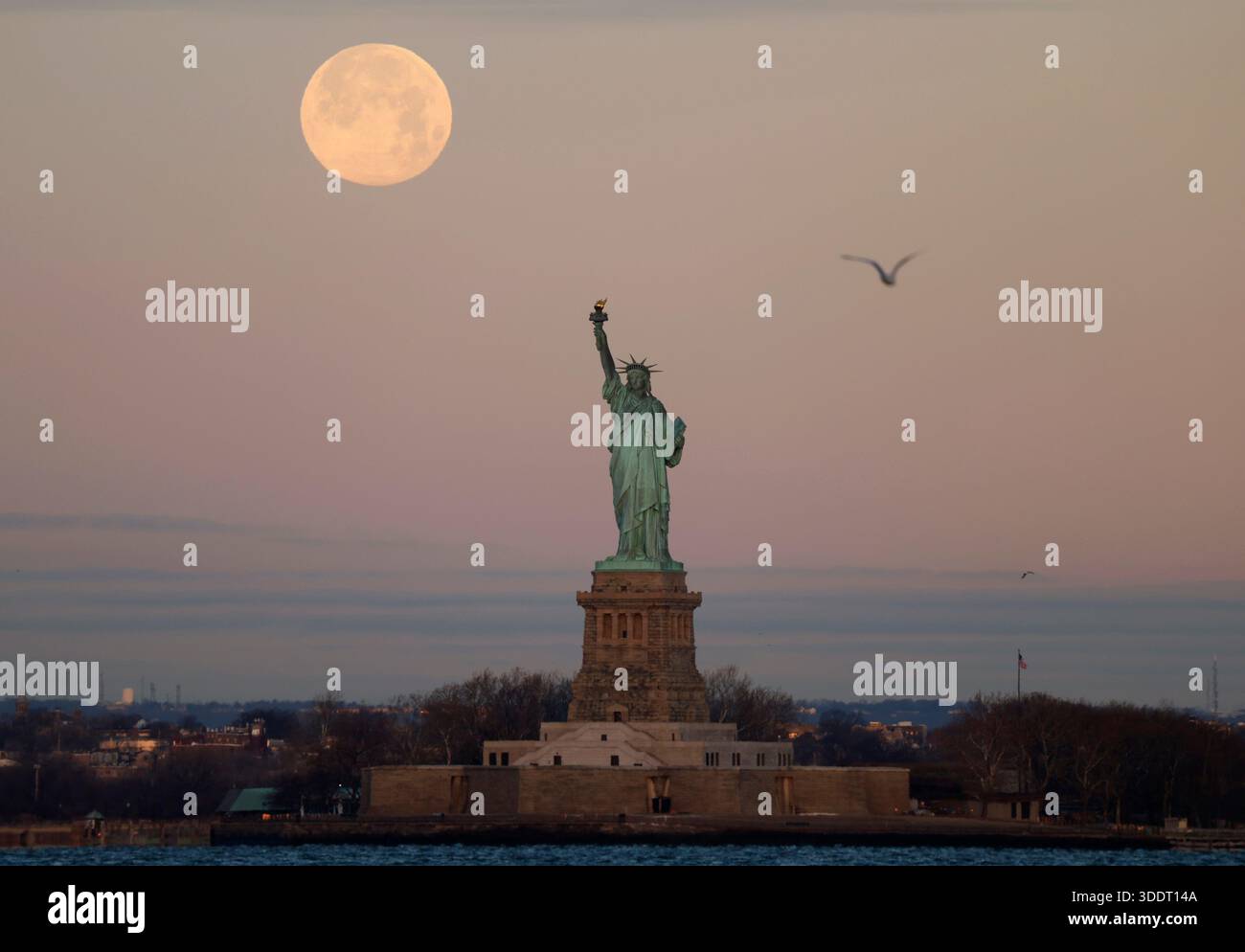 Red Hook, United States. 03rd Jan, 2026. The first full moon of 2026 ...