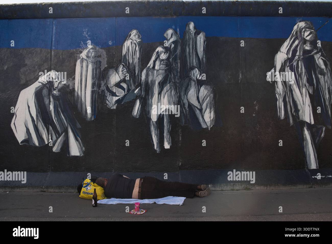 Graffiti person gas mask hi-res stock photography and images - Alamy