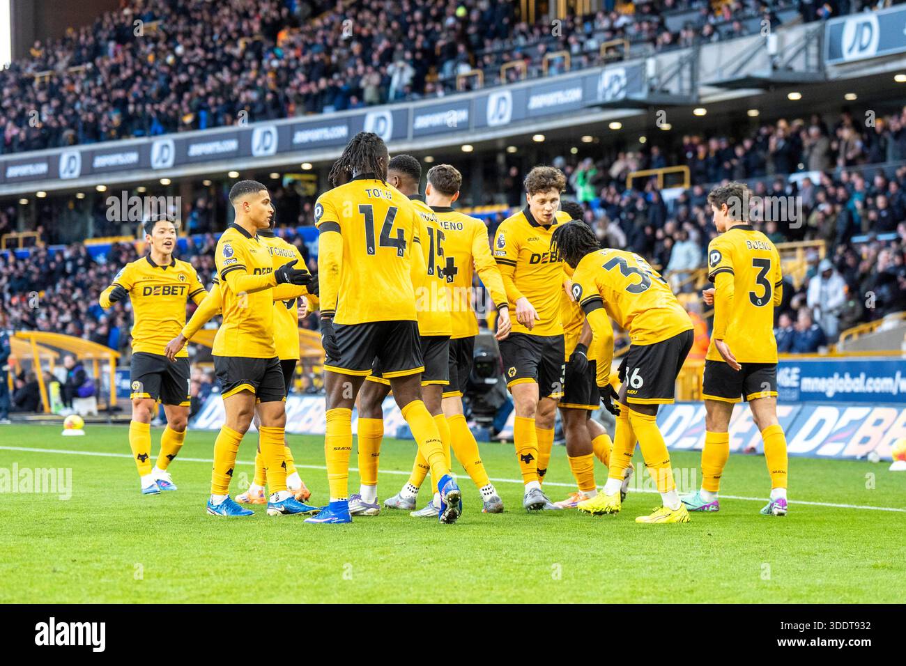 Wolverhampton Wanderers celebrate Wolverhampton Wanderers midfielder ...