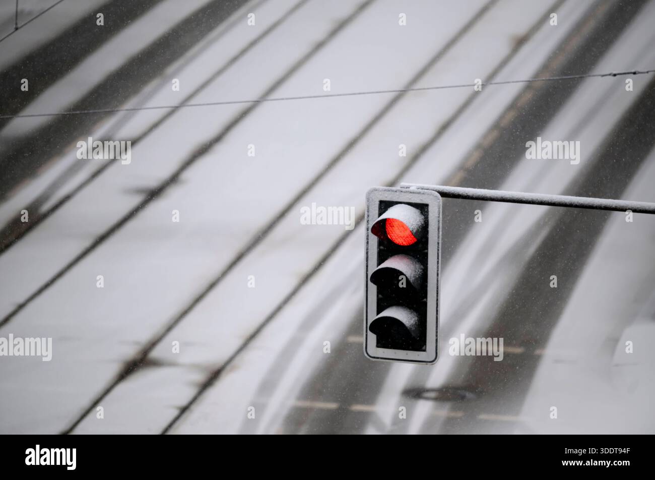 Feature, Winter in der Stadt Mülheim an der Ruhr, Ampel steht auf Rot ...