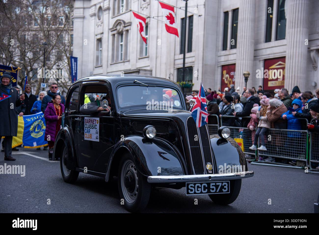 Performers and vintage vehicles participate in the London New Year’s ...