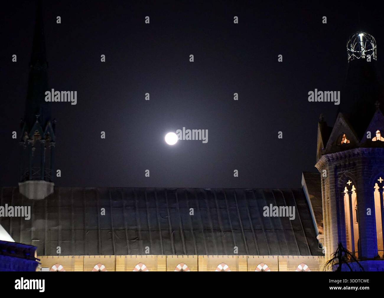KARACHI, PAKISTAN, JAN 03: A beautiful eye-catching view of super moon ...