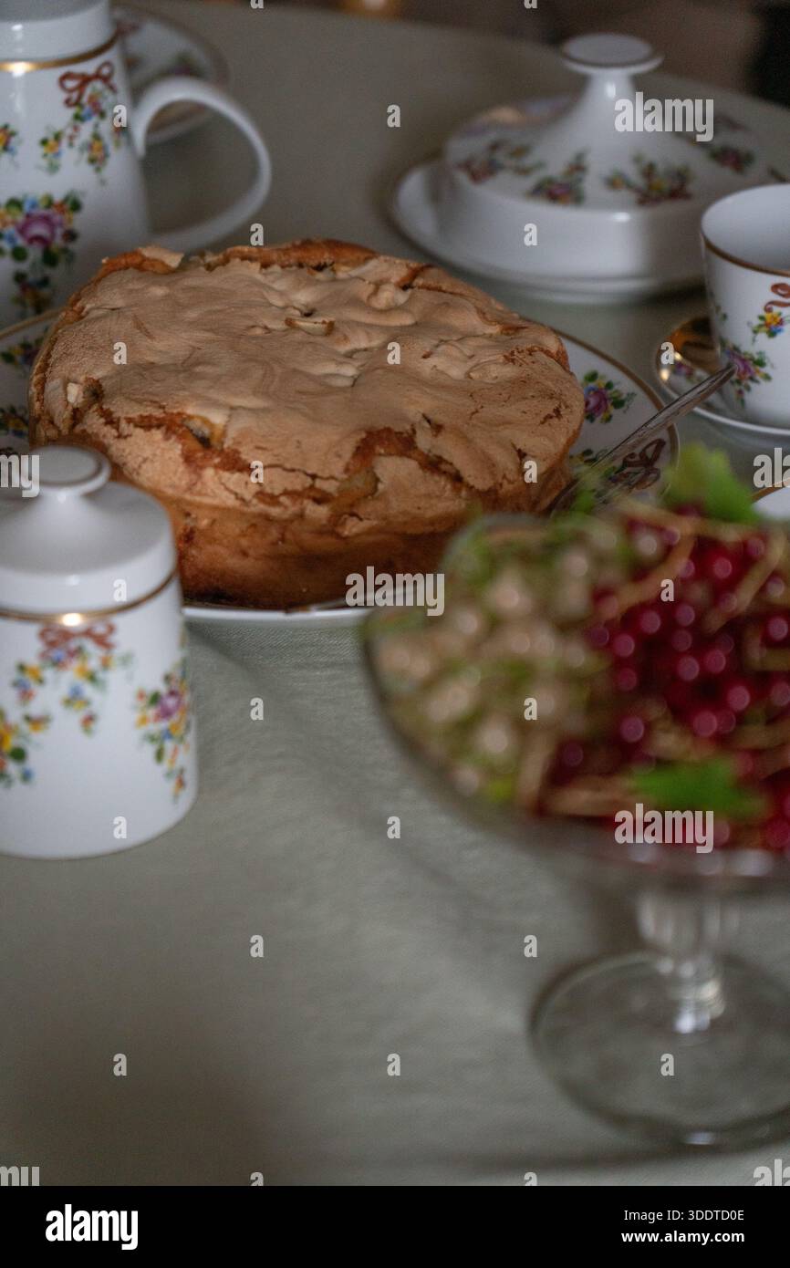 Cake rests on table hi-res stock photography and images - Alamy