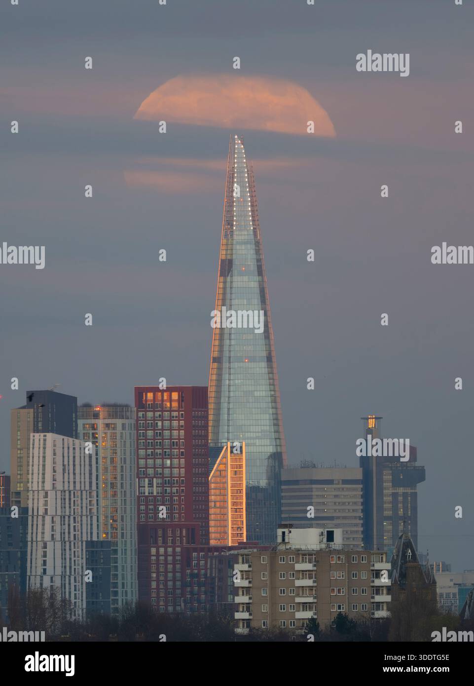 Wimbledon, London, UK. 3rd Jan, 2026. The full Moon, January’s Wolf ...