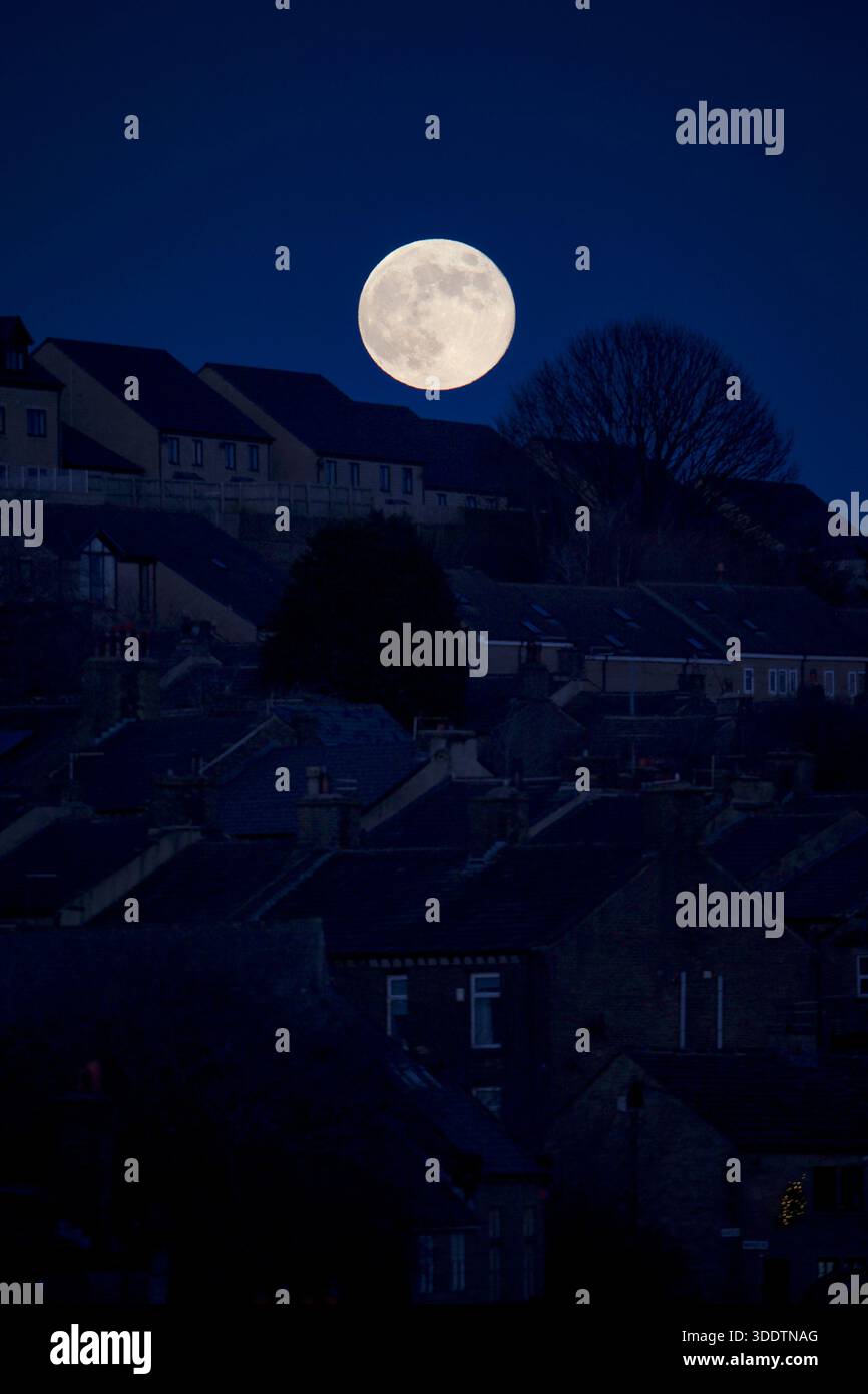 Thornton, West Yorkshire, UK, 03 Jan 2026, The first full moon of 2026 ...