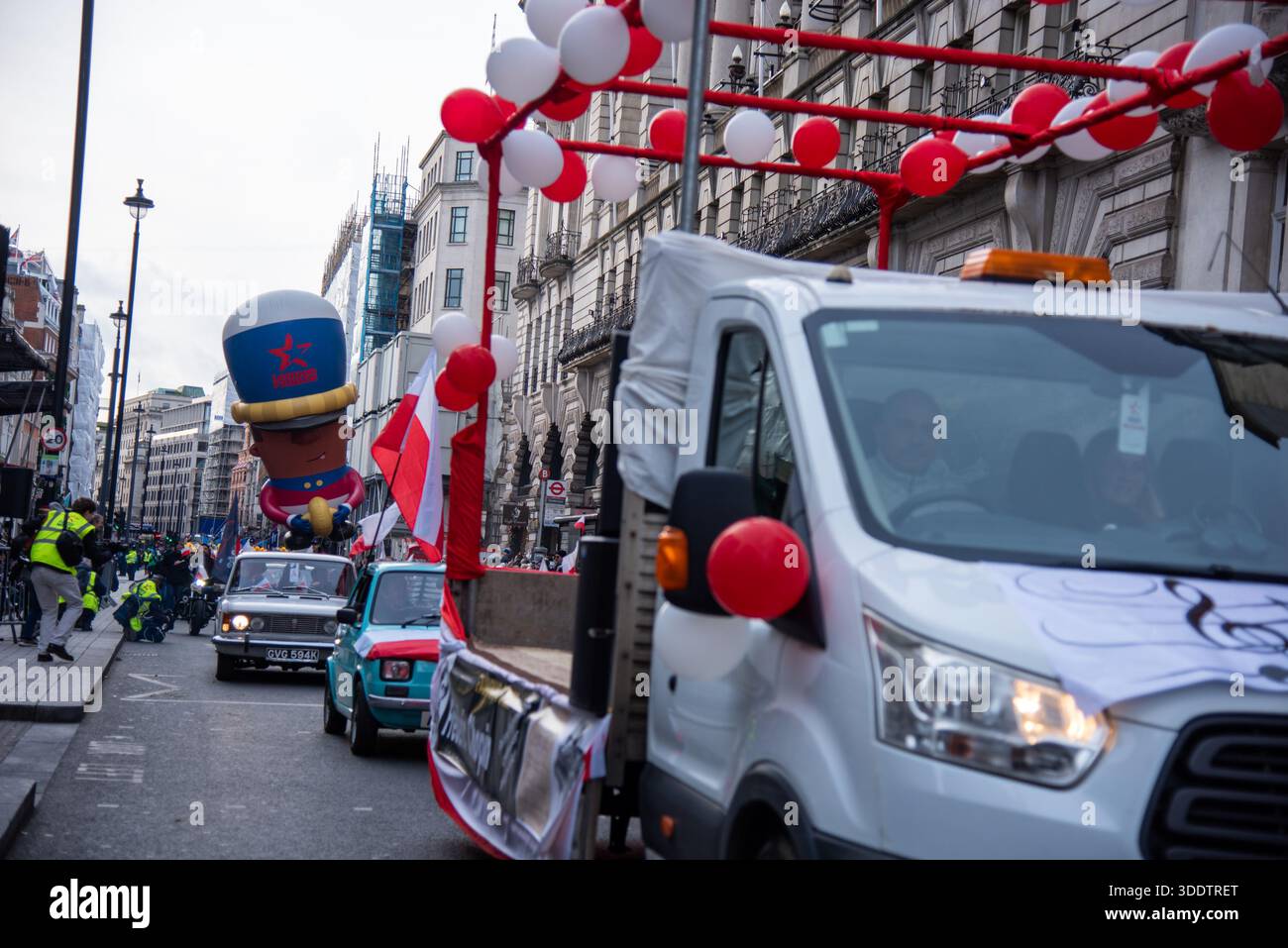 Performers and vintage vehicles participate in the London New Year’s ...
