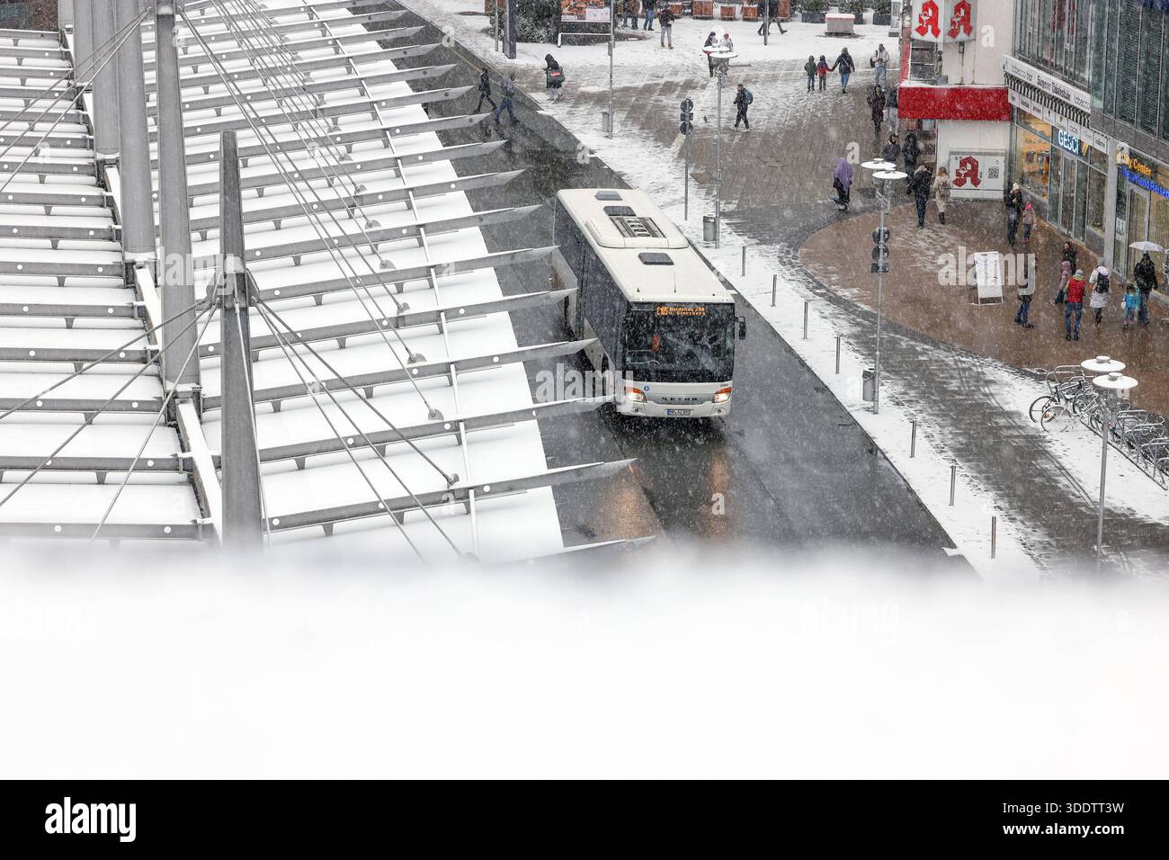 Winter im Siegerland. Es schneit. Blick zum ZOB Zentraler Omnibus ...