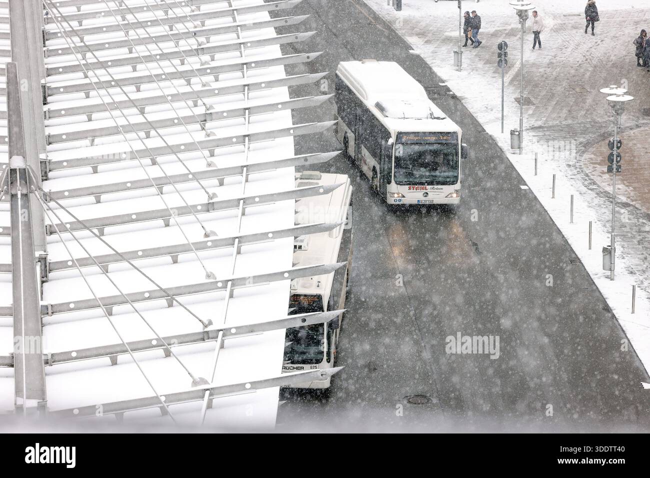 Winter im Siegerland. Es schneit. Blick zum ZOB Zentraler Omnibus ...