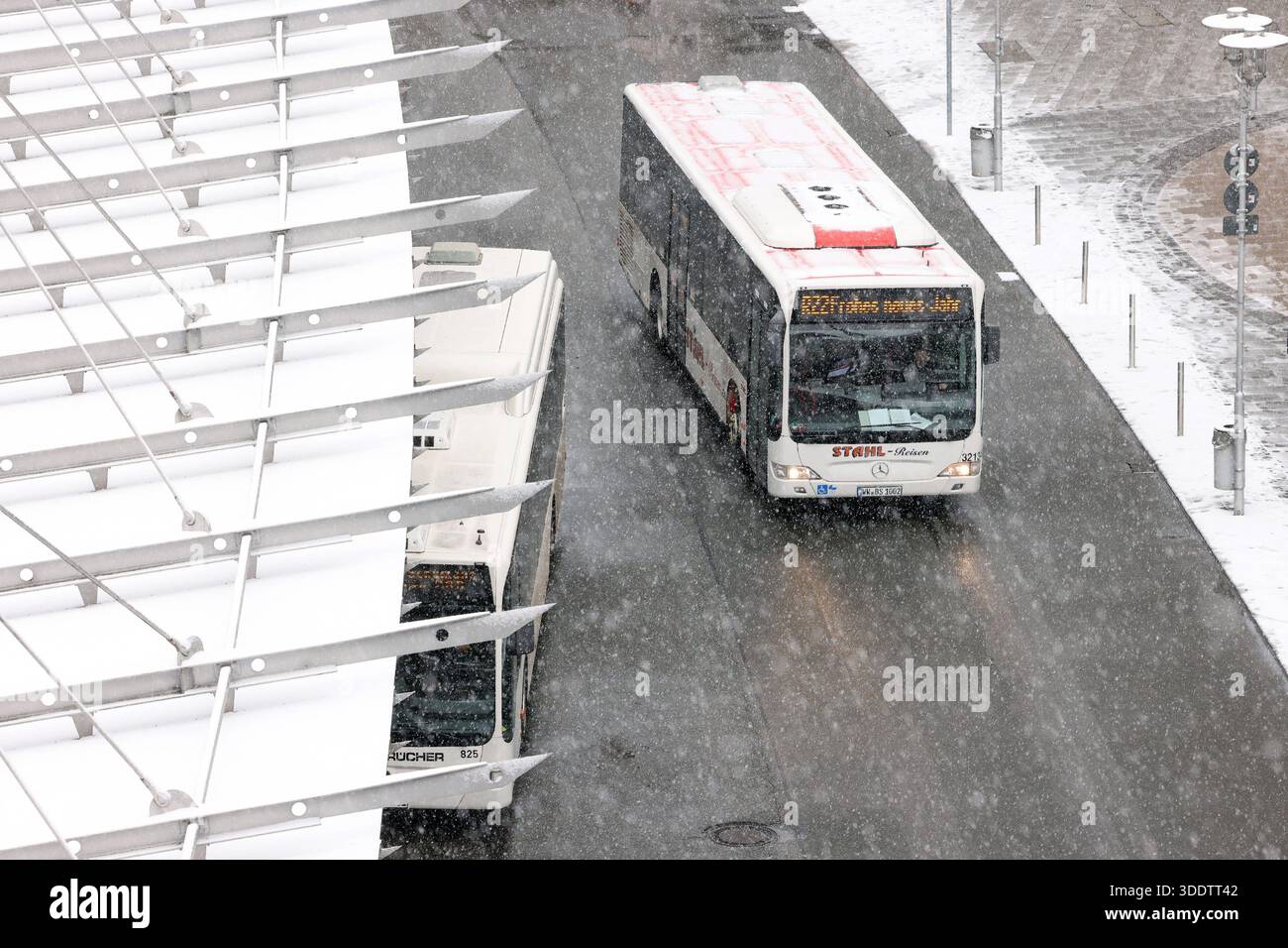 Winter im Siegerland. Es schneit. Blick zum ZOB Zentraler Omnibus ...